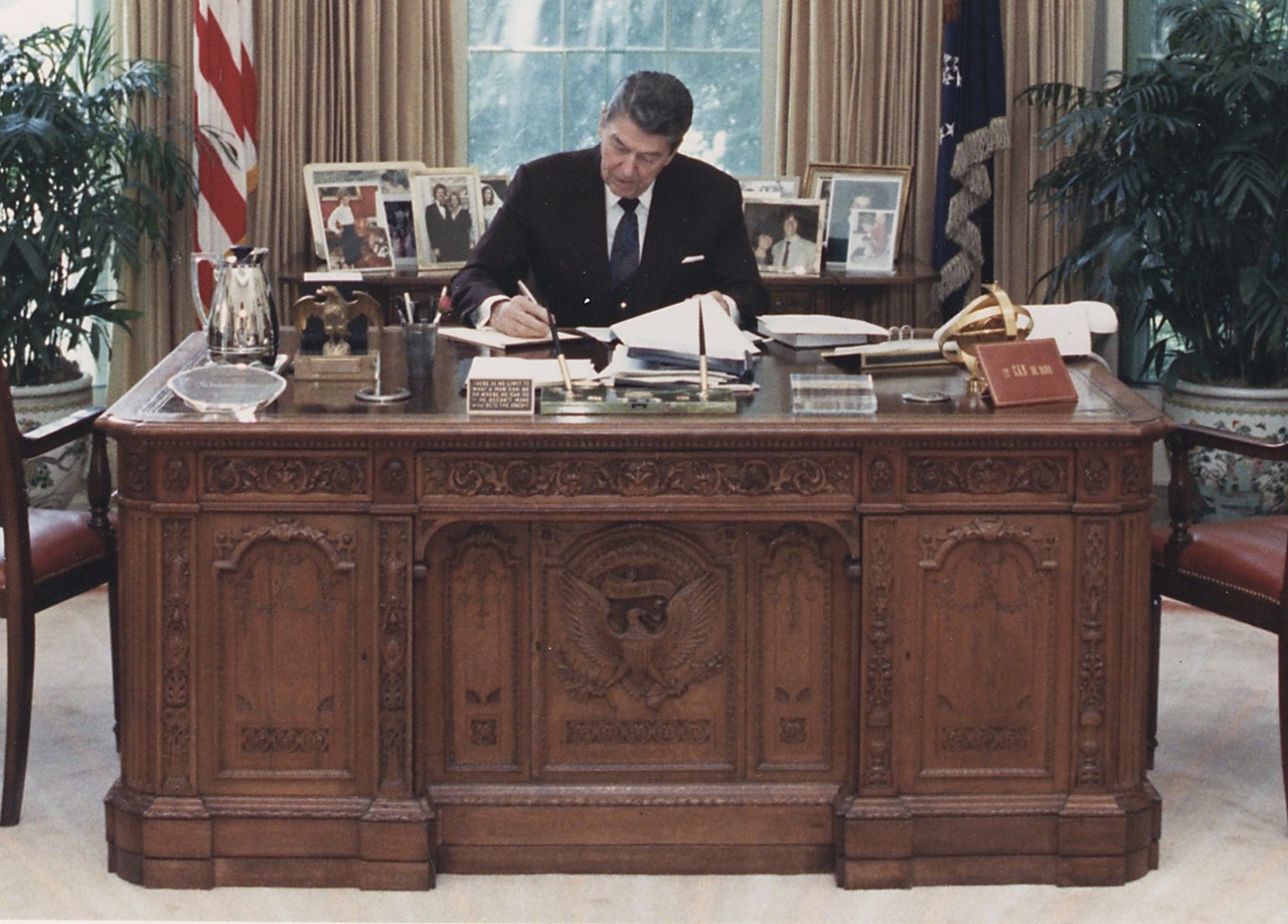 The Resolute Desk: A Timeless Icon of Presidential History – The Craig ...